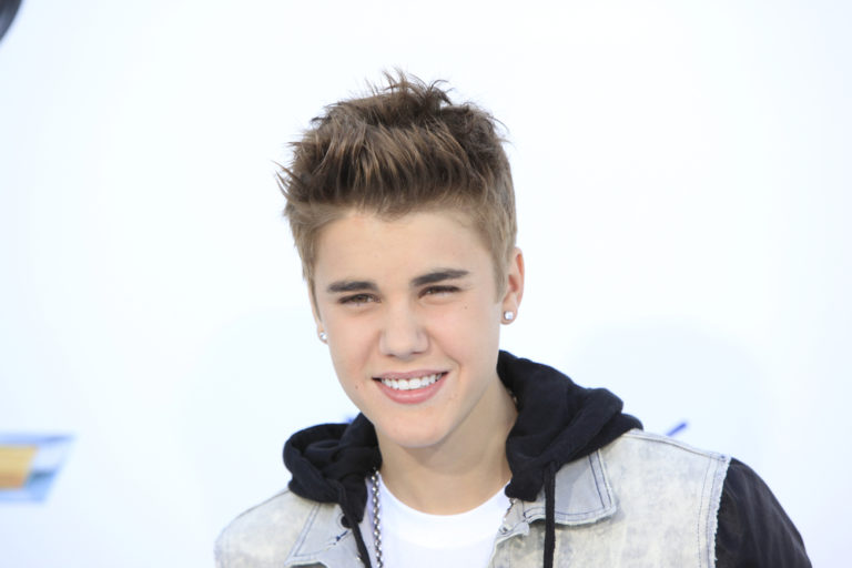 8 Celebrities With Invisalign Who Now Have Fabulous Smiles